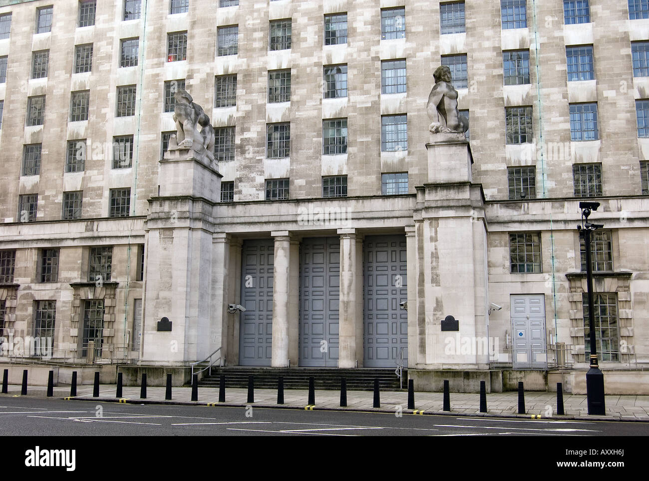 Ministry of defence building whitehall hi-res stock photography and ...