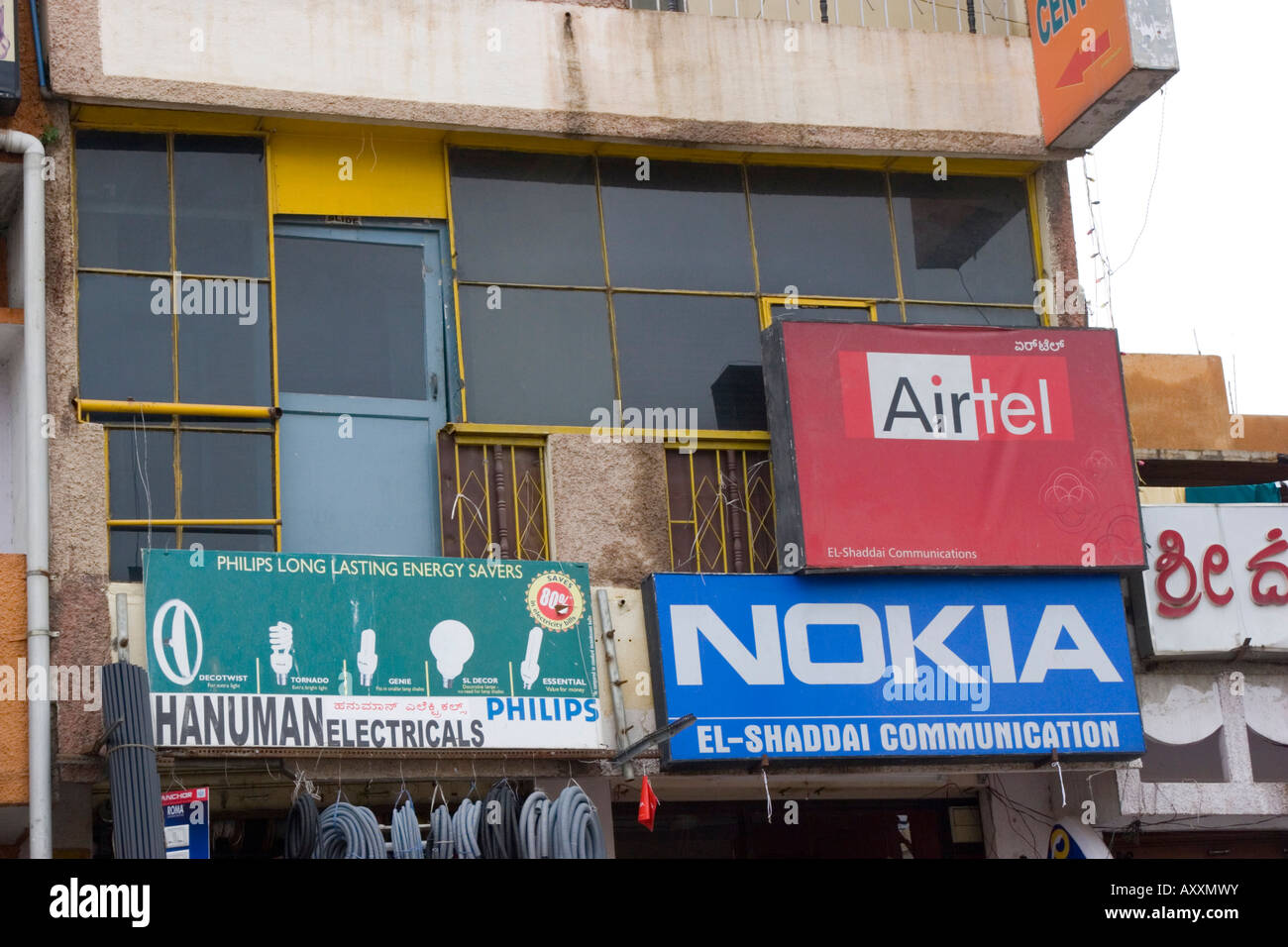 Street scene and mobile phone shop in Bangalore India Stock Photo - Alamy