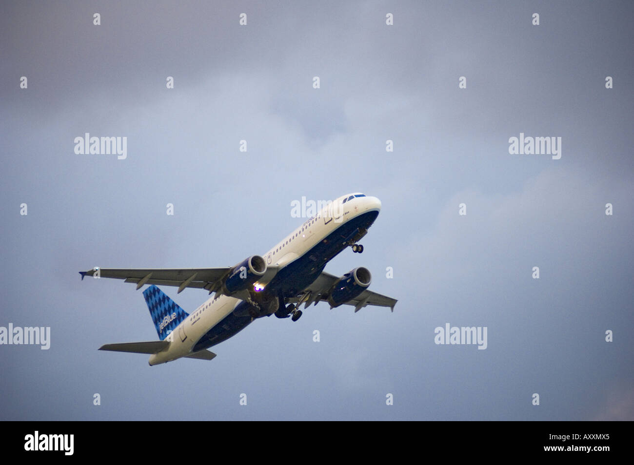 Jet blue airliner airplane hi-res stock photography and images - Alamy
