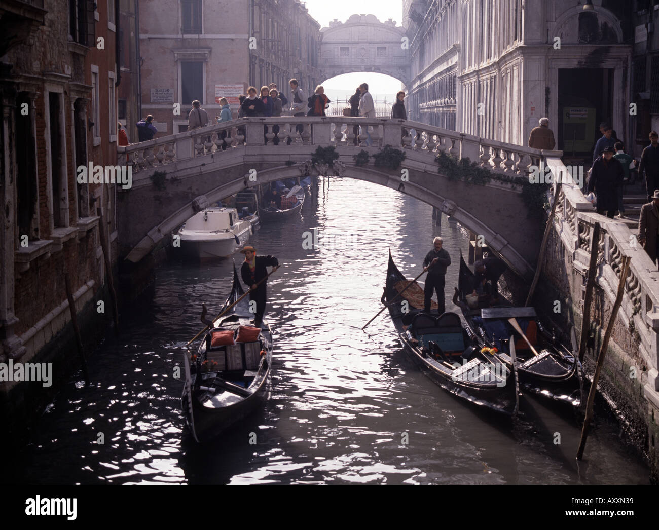 Venedig, Seufzerbrücke, Gondeln Stock Photo - Alamy