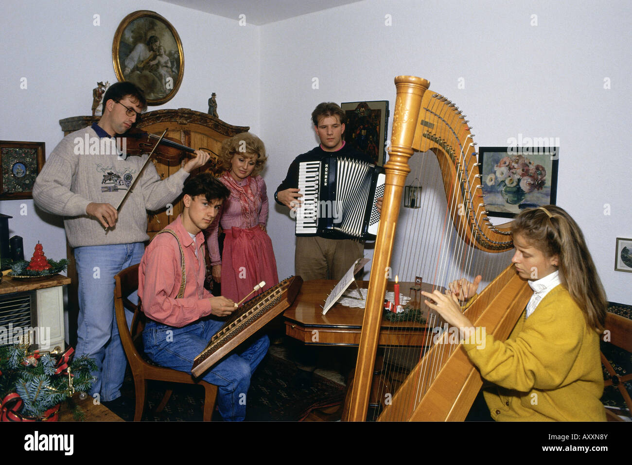 Hellwig, Margot, *5.7.1941, German singer, half length, with her son ...