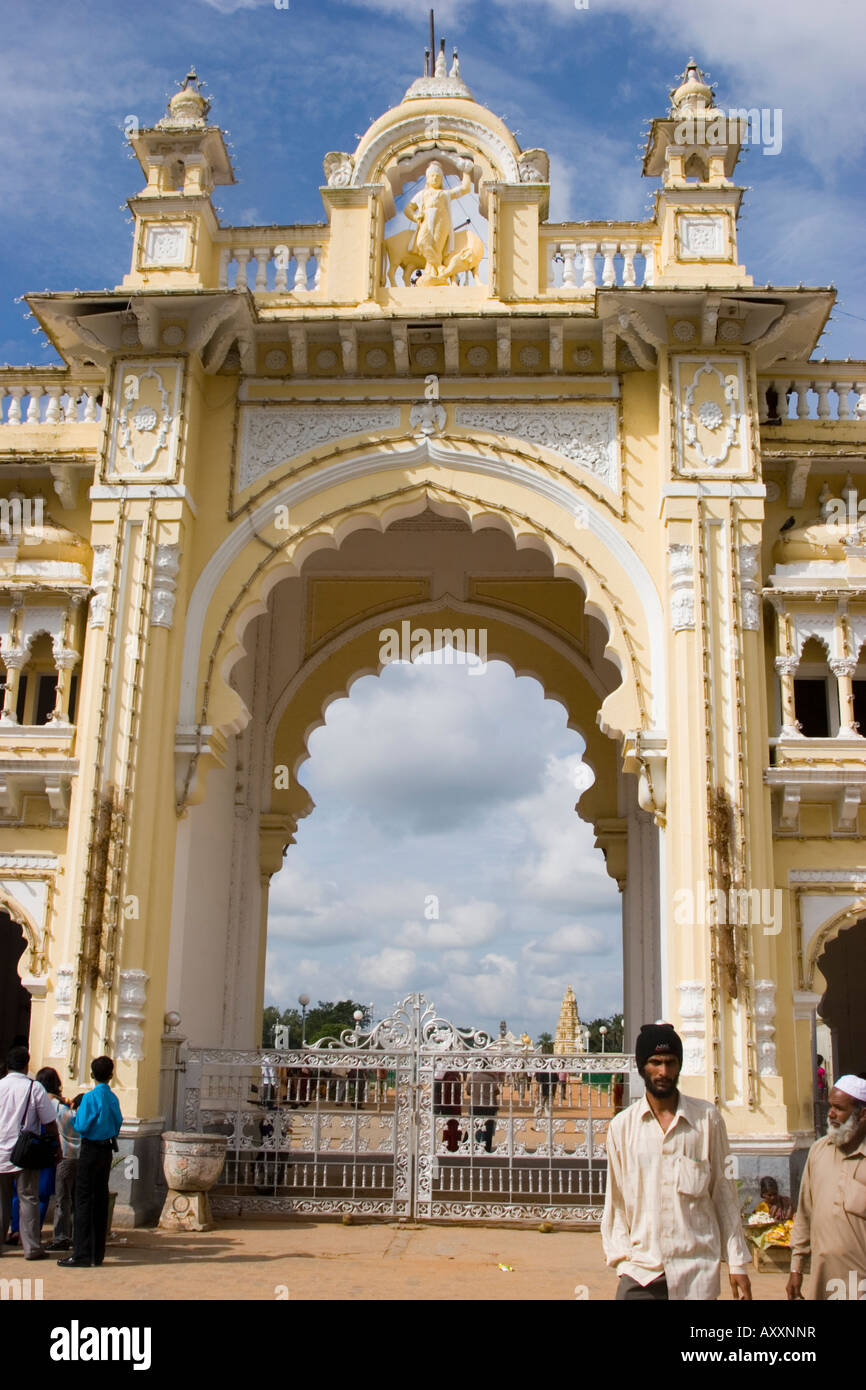 The arched gate entrance to the grounds of Mysore palace Stock Photo ...