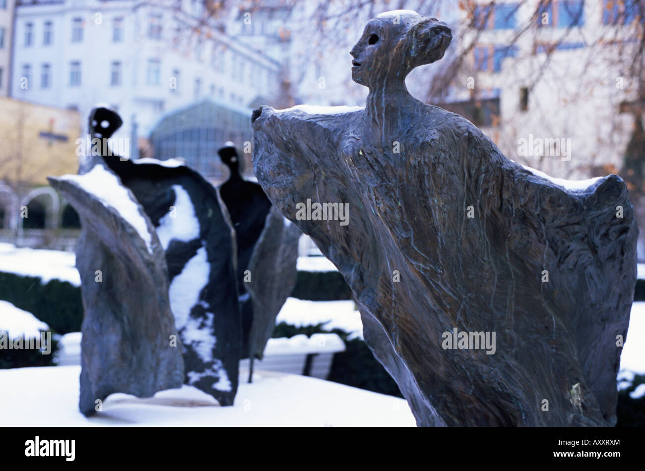Snow covered garden statue hi-res stock photography and images - Alamy