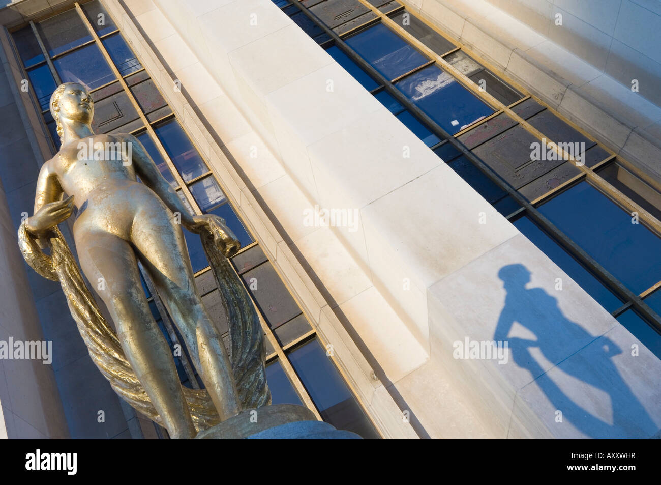 Gold statue hi-res stock photography and images - Alamy