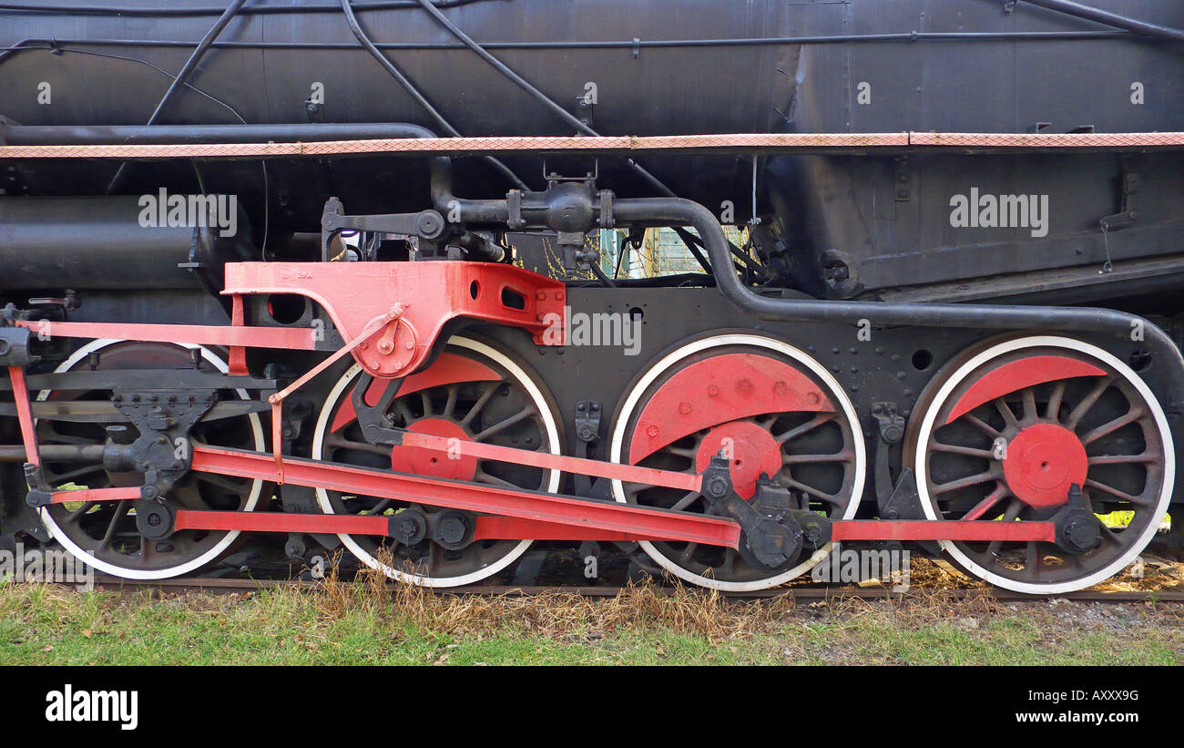 Steam engine steel wheels and propulsion mechanism Stock Photo - Alamy