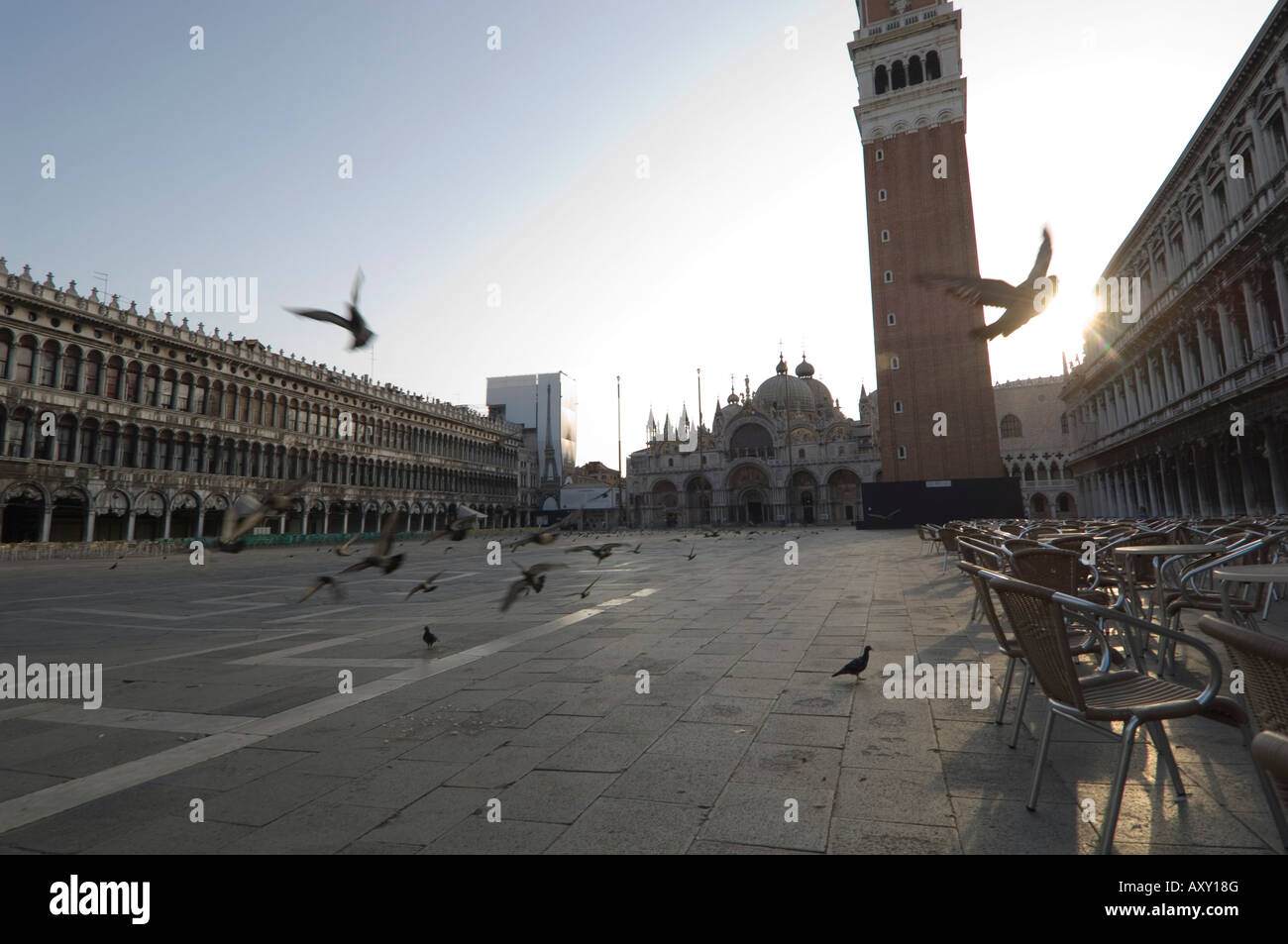 Empty square and building hi-res stock photography and images - Alamy