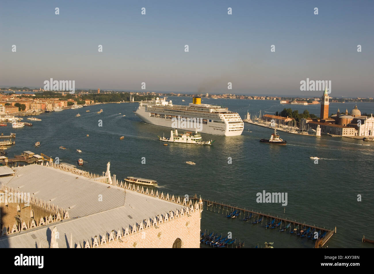 Cruise ship venice hi-res stock photography and images - Alamy