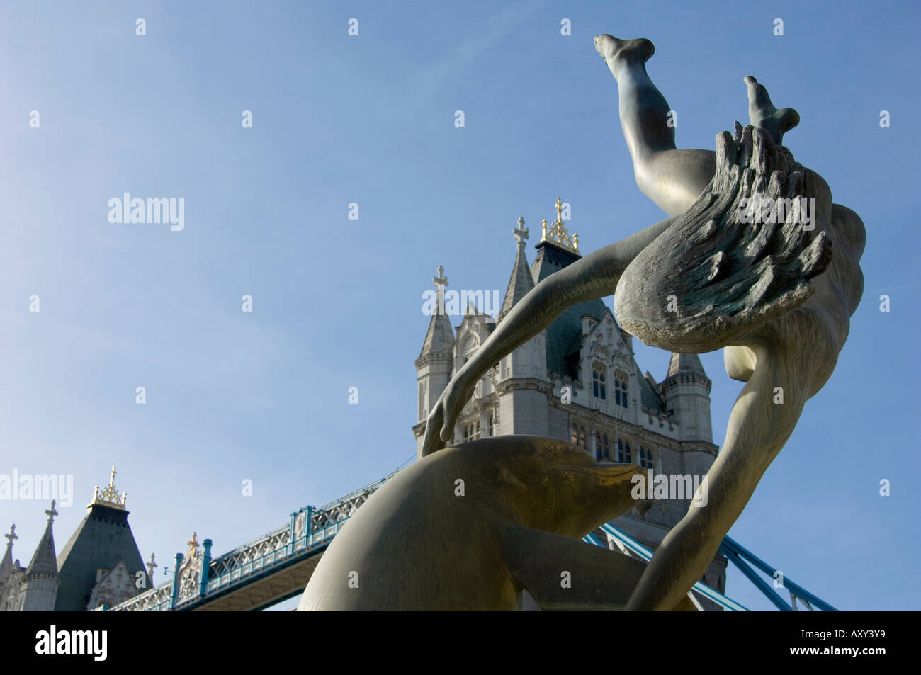 London tower bridge blue sky dolphin hi-res stock photography and ...