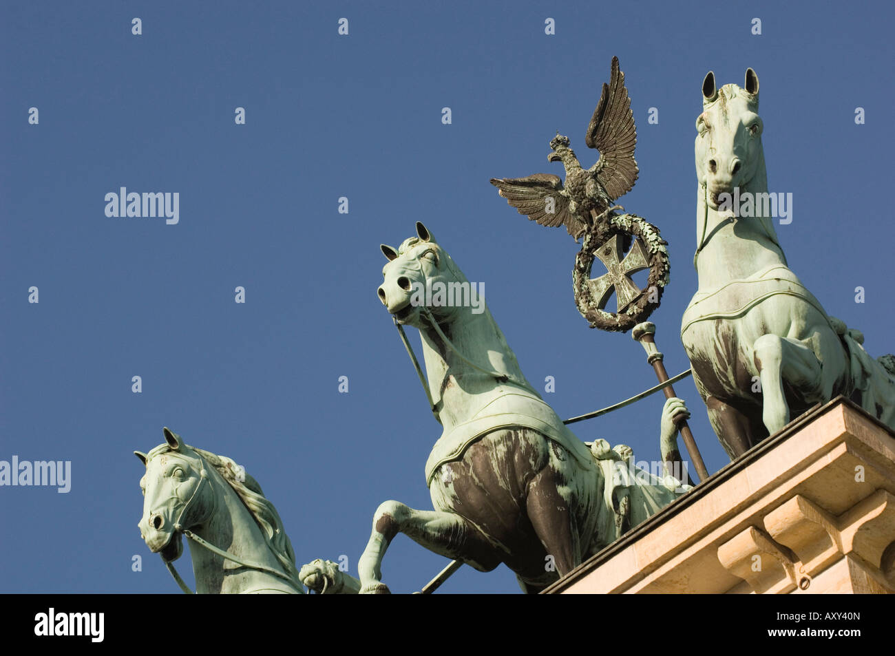 Gate statues hi-res stock photography and images - Alamy