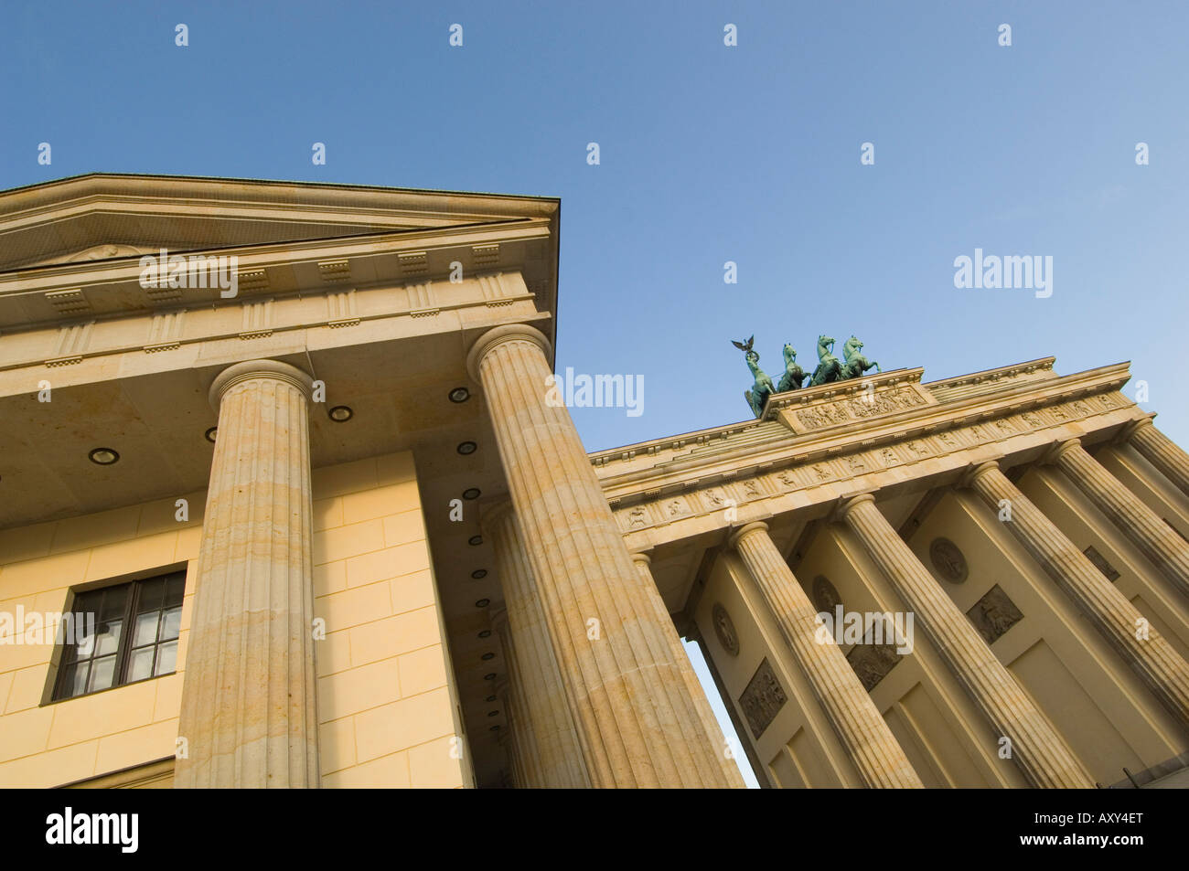 Columns gate hi-res stock photography and images - Alamy