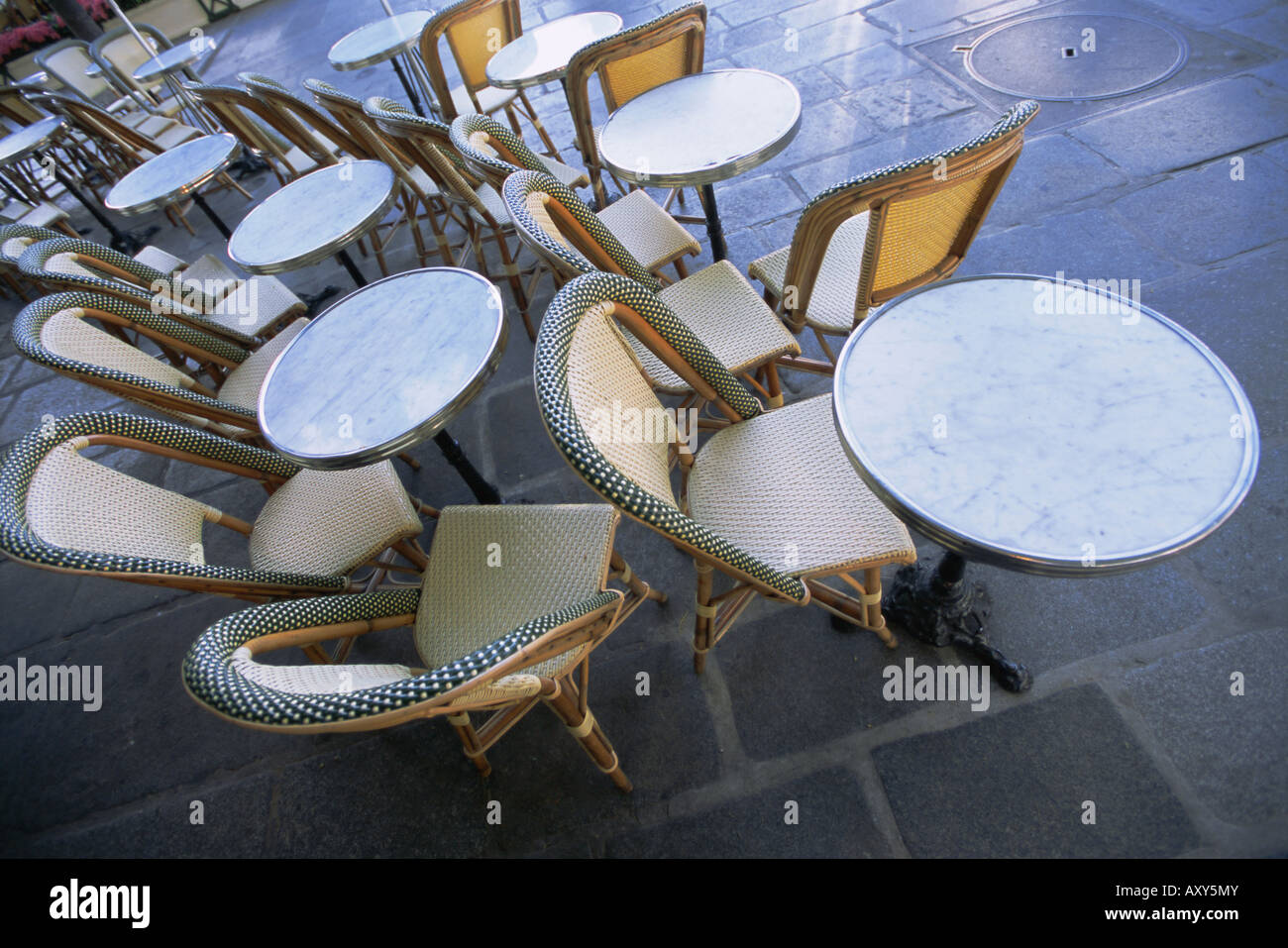 Paris tables hi-res stock photography and images - Alamy