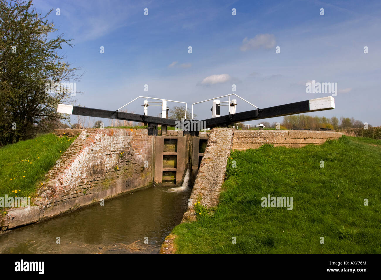 Lock gates and boats hi-res stock photography and images - Alamy