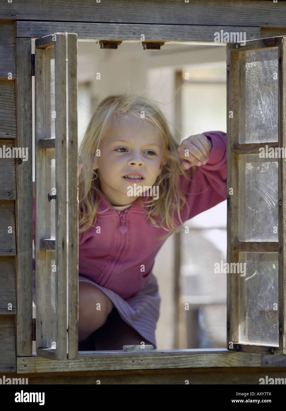 Child looking out of window hi-res stock photography and images - Alamy
