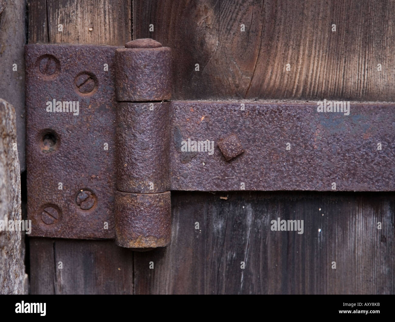 Rustic hinge on a wood door Stock Photo - Alamy