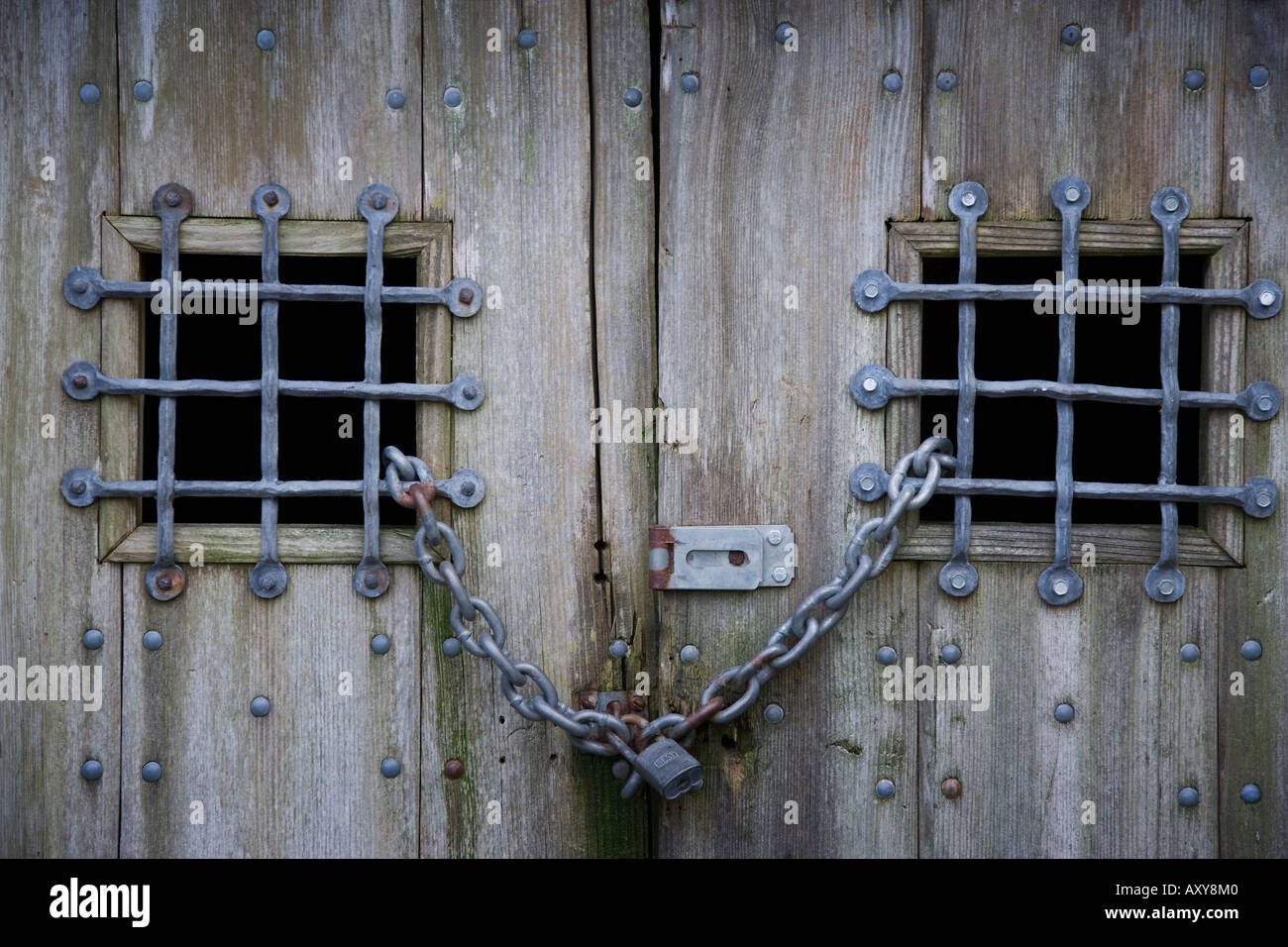 Lock and chain on a rustic door Stock Photo - Alamy