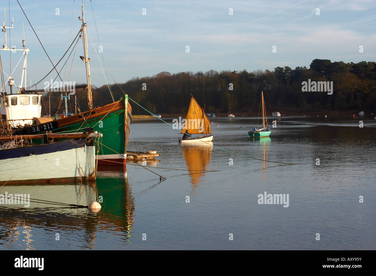 Bridge boats hi-res stock photography and images - Alamy