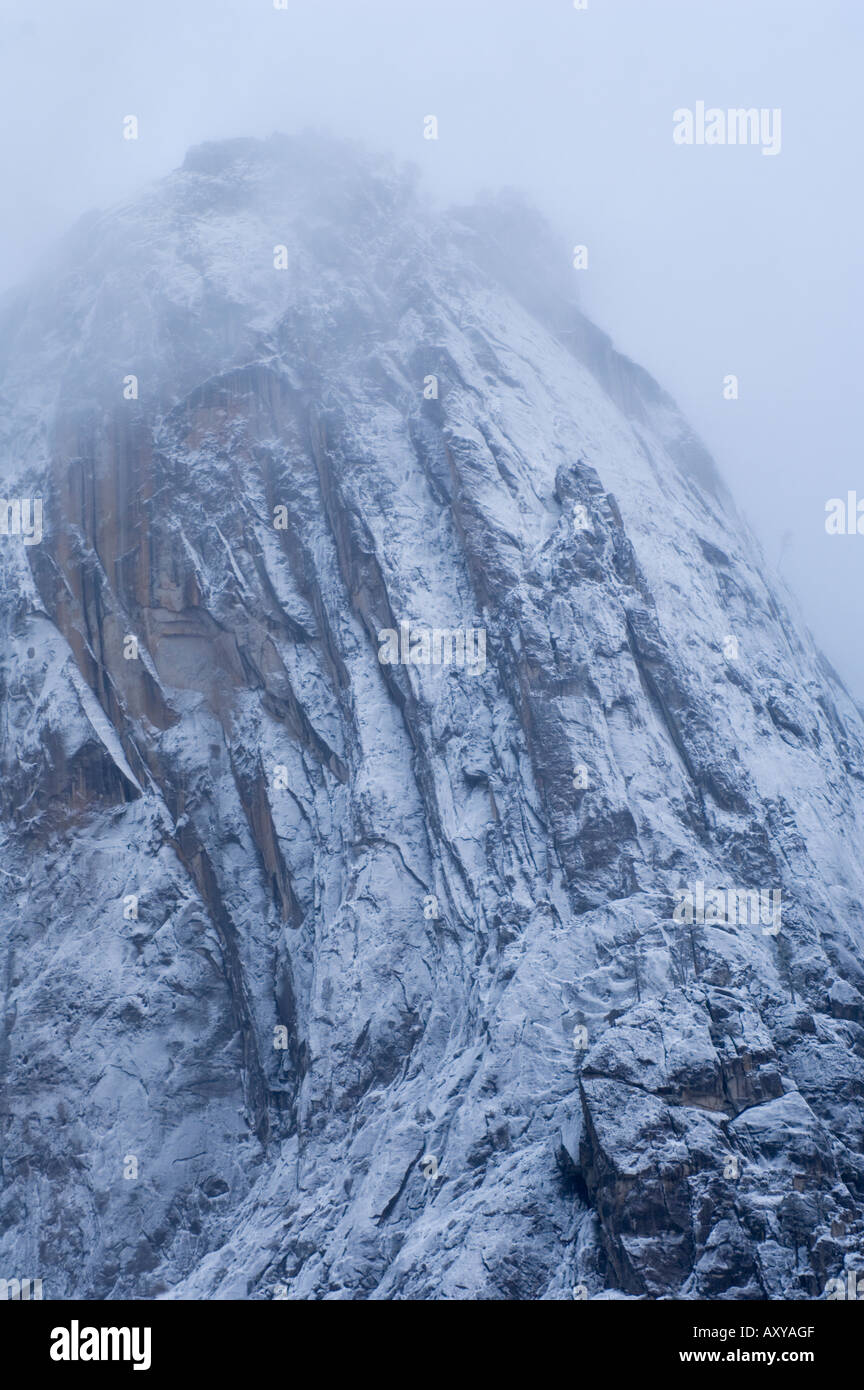 Fresh snow on steep granite cliffs above Yosemite Valley Yosemite ...
