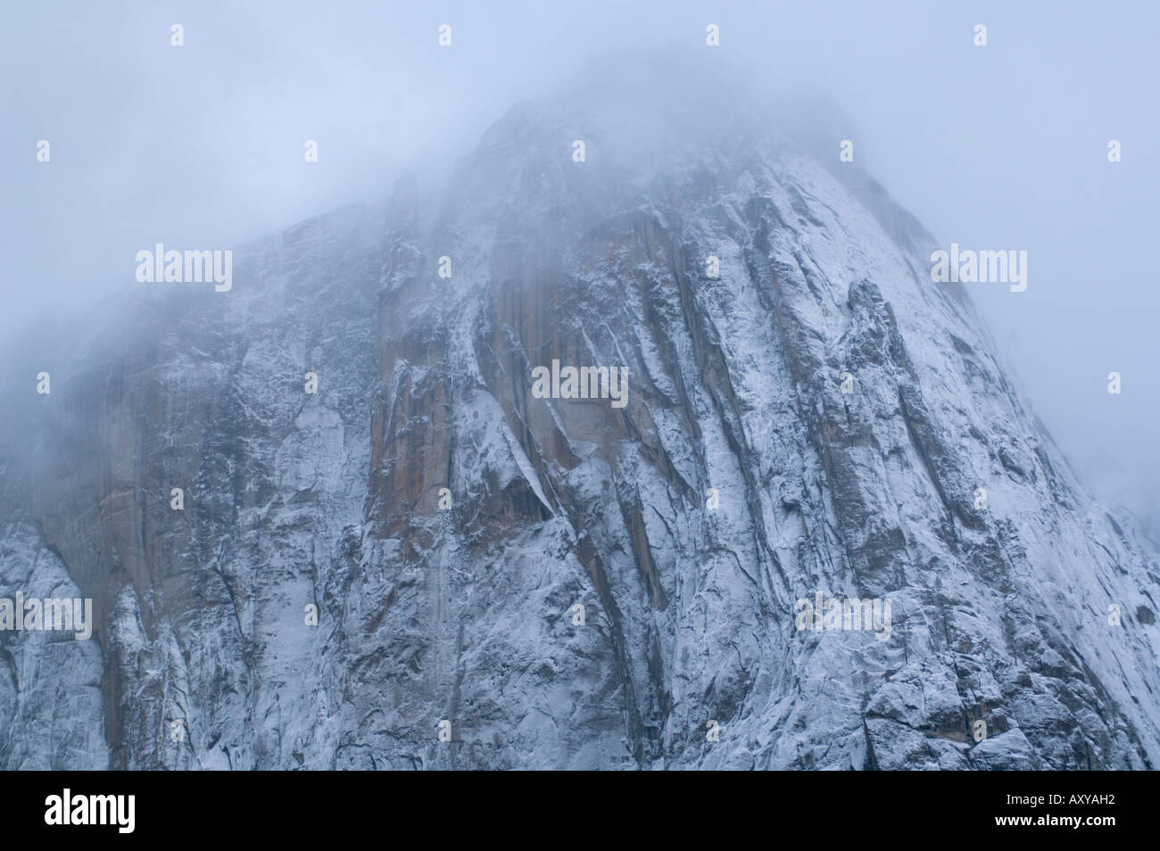 Fresh snow on steep granite cliffs above Yosemite Valley Yosemite ...