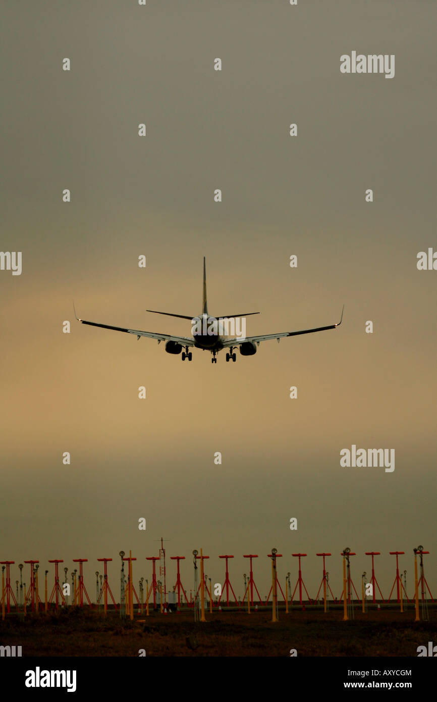 Boeing 737 landing at Stansted airport at sunset Stock Photo - Alamy