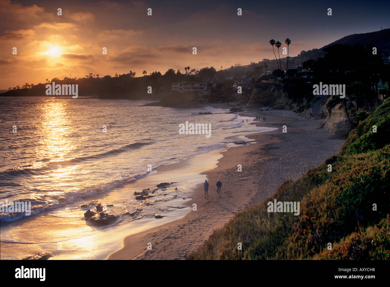 Couple sandy shore sunset laguna beach hi-res stock photography and ...