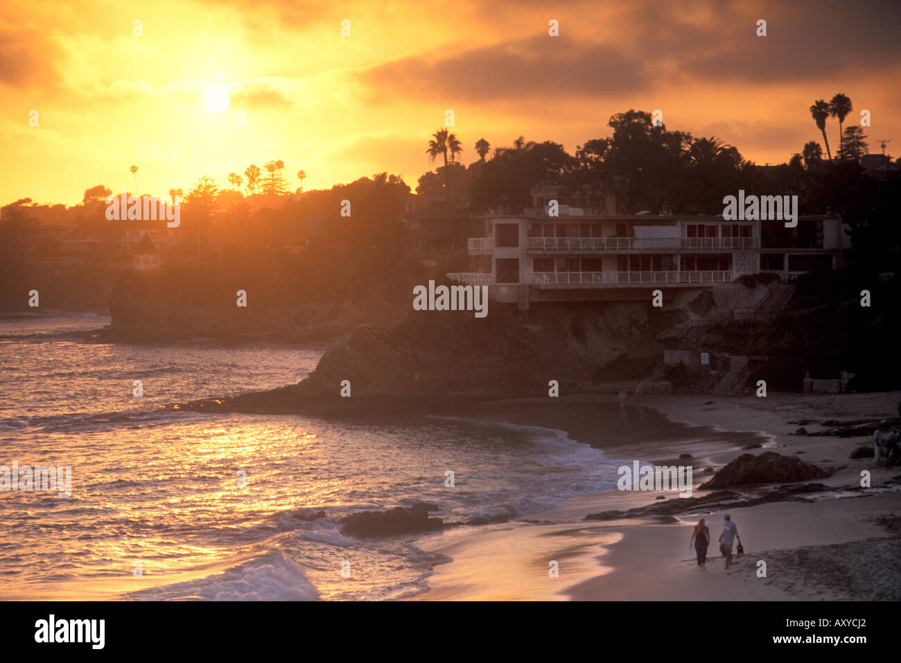 Couple sandy shore sunset laguna beach hi-res stock photography and ...