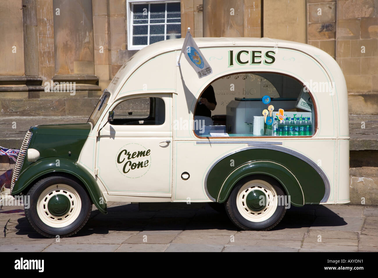 Thames van hi-res stock photography and images - Alamy
