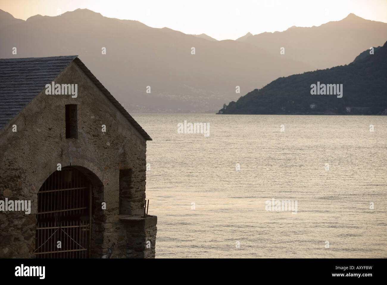 House lake hi-res stock photography and images - Alamy