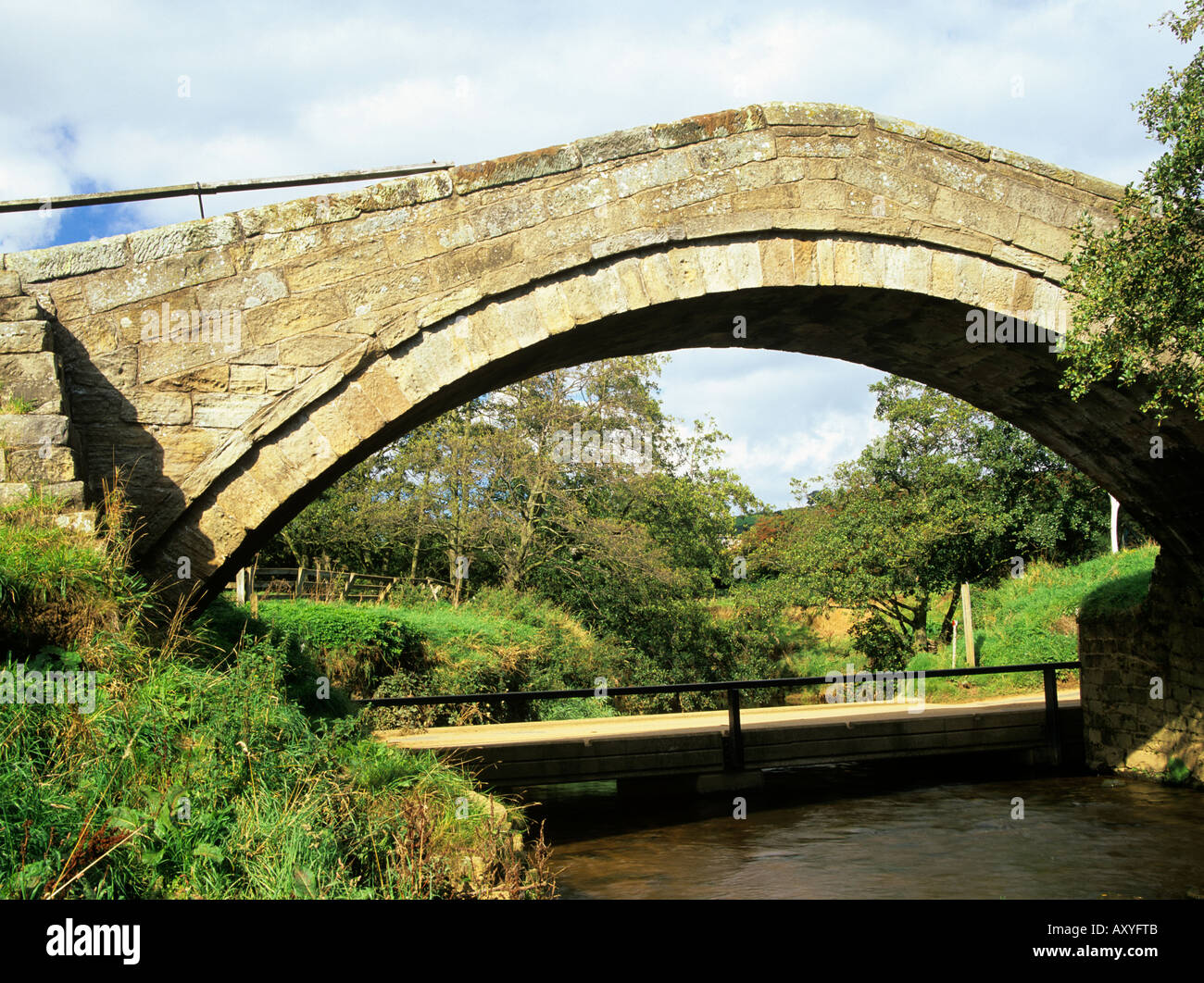 Duck bridge pedestrian packhorse bridge hi-res stock photography and ...
