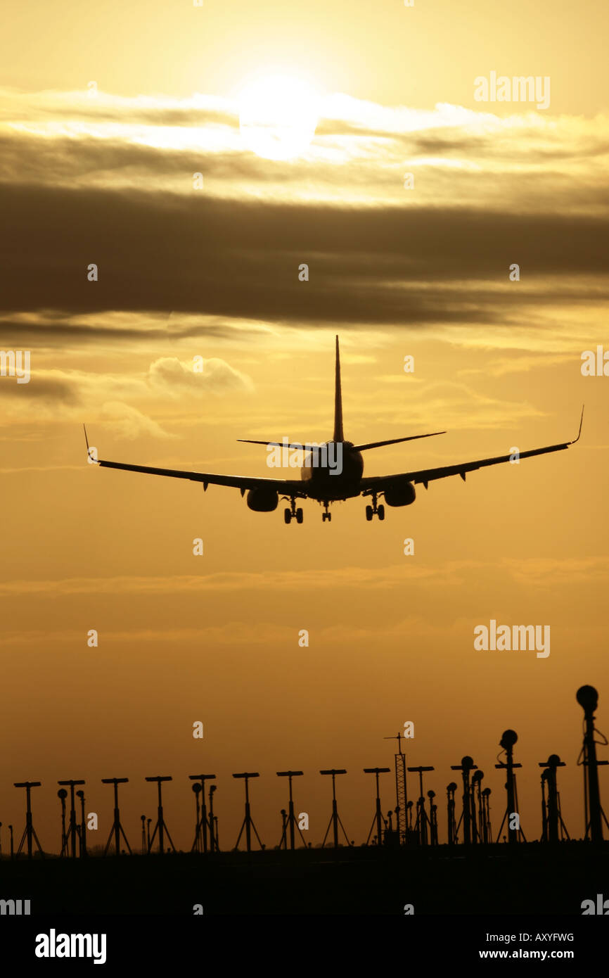 Boeing 737 landing at Stansted airport at sunset Stock Photo - Alamy