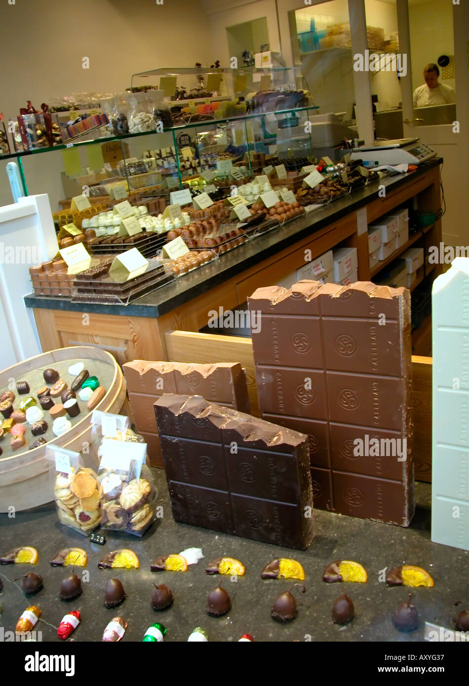 Window display in chocolate shop hi-res stock photography and images ...
