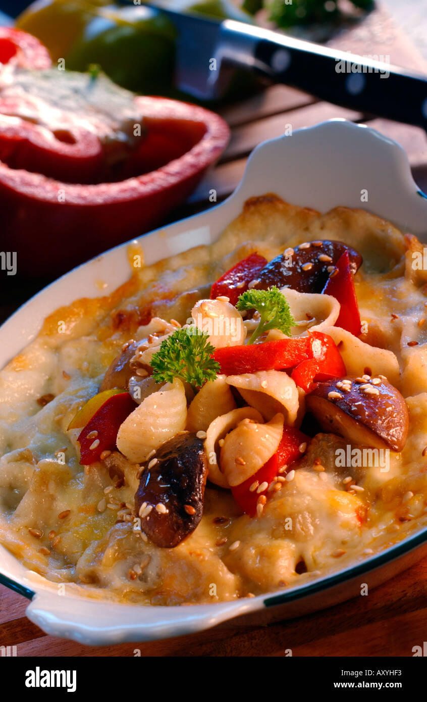 Pasta shells with red pepper and mushrooms Stock Photo - Alamy