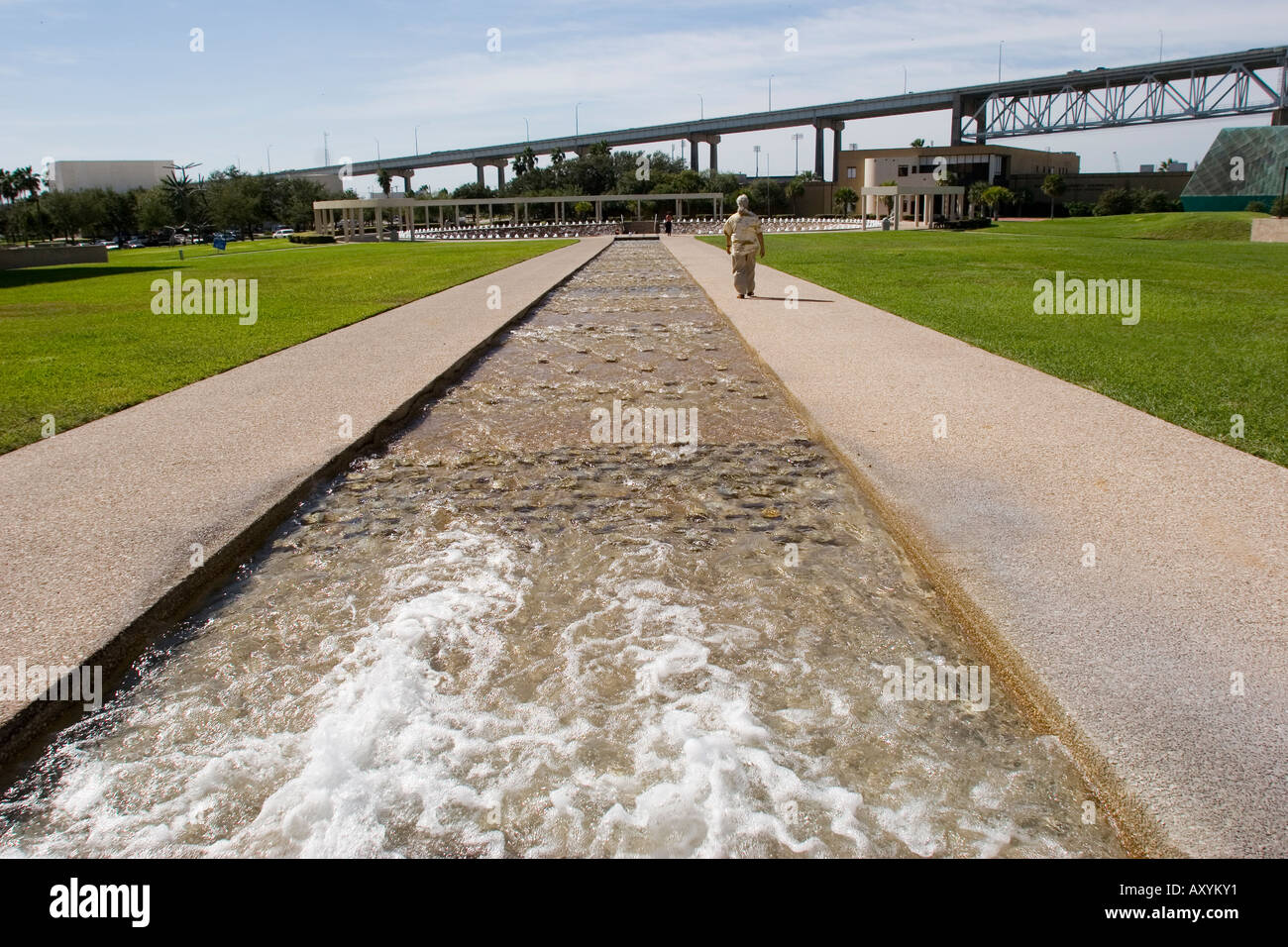 Harbour Bridge and water feature near the New extension to the Art ...