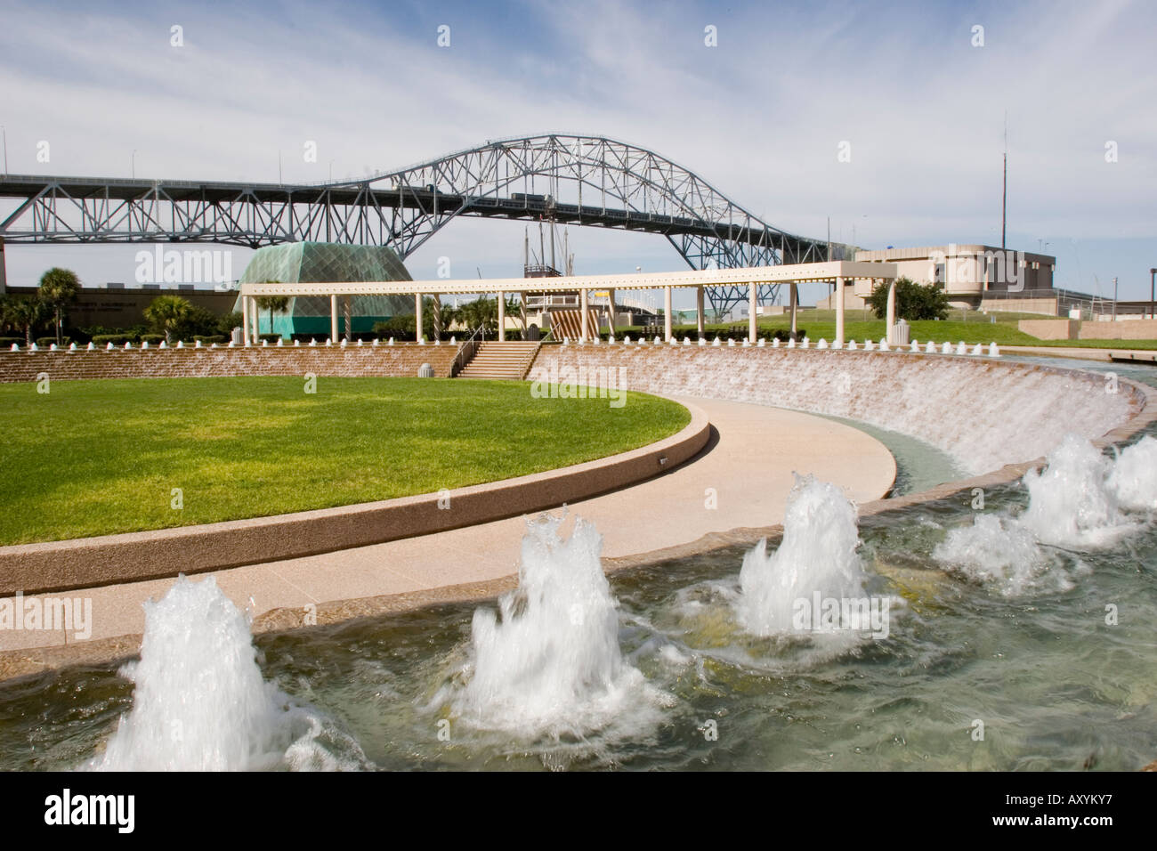 Harbour Bridge and water feature near the New extension to the Art ...