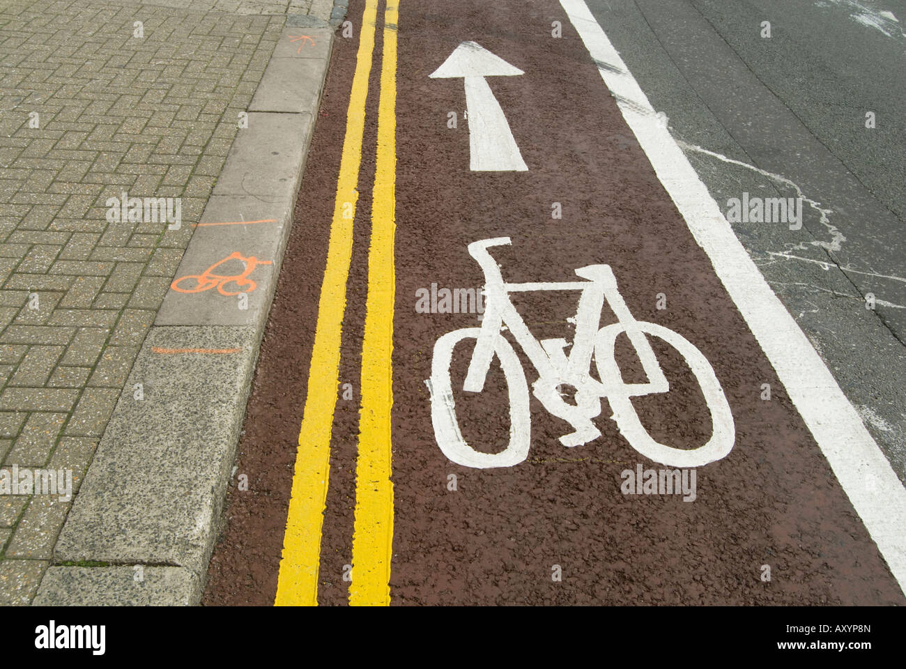 Green bike lane marking hi-res stock photography and images - Alamy