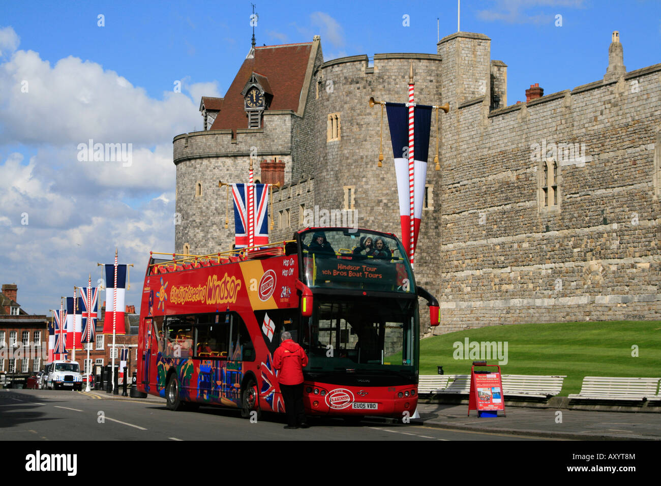 red tour bus windsor castle town centre shops Royal Borough of Windsor ...
