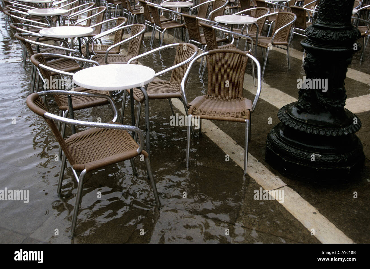 Water marks on table hi-res stock photography and images - Alamy