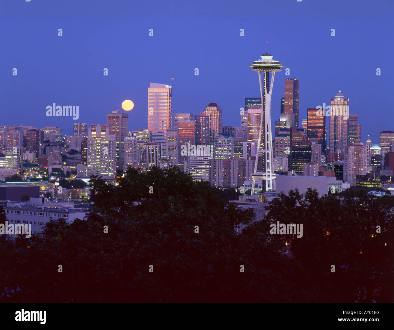Seattle Washington skyline from Queen Anne Park and full moon Stock ...