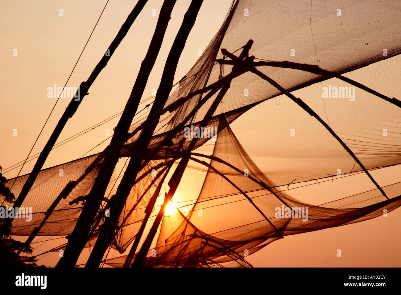 Chinese fishing net kochi beach hi-res stock photography and images - Alamy