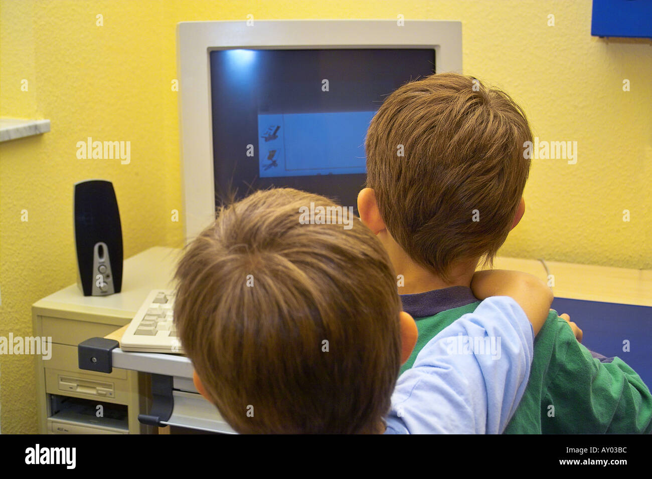 Back of boys head computer hi-res stock photography and images - Alamy