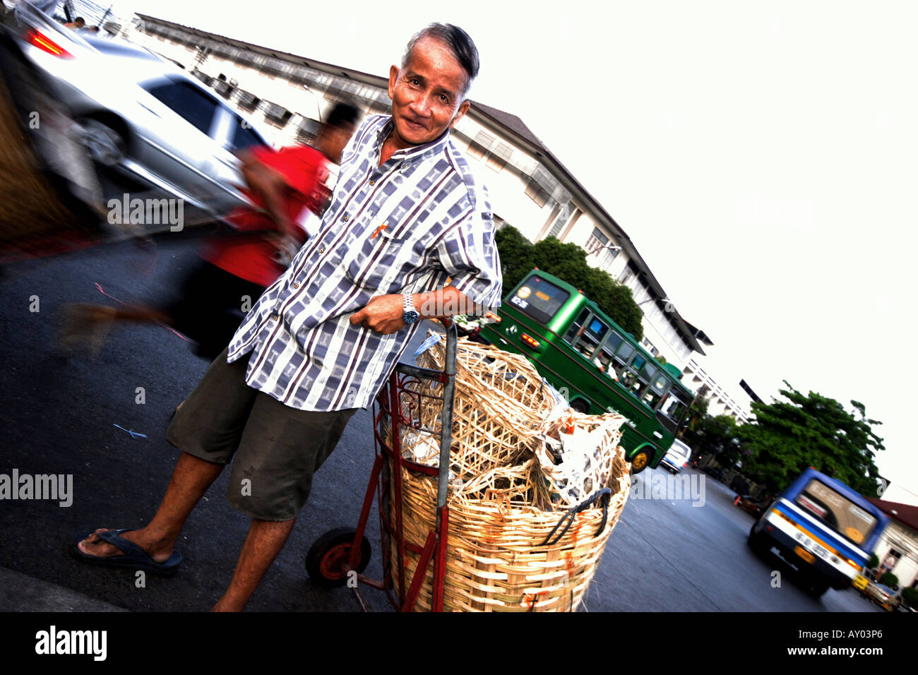 man in thailand - market worker Stock Photo - Alamy