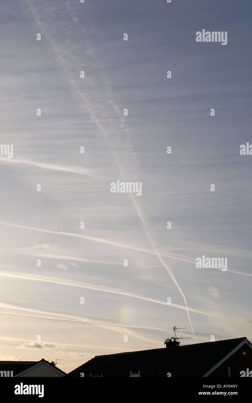 Vapour trails from jets hi-res stock photography and images - Alamy