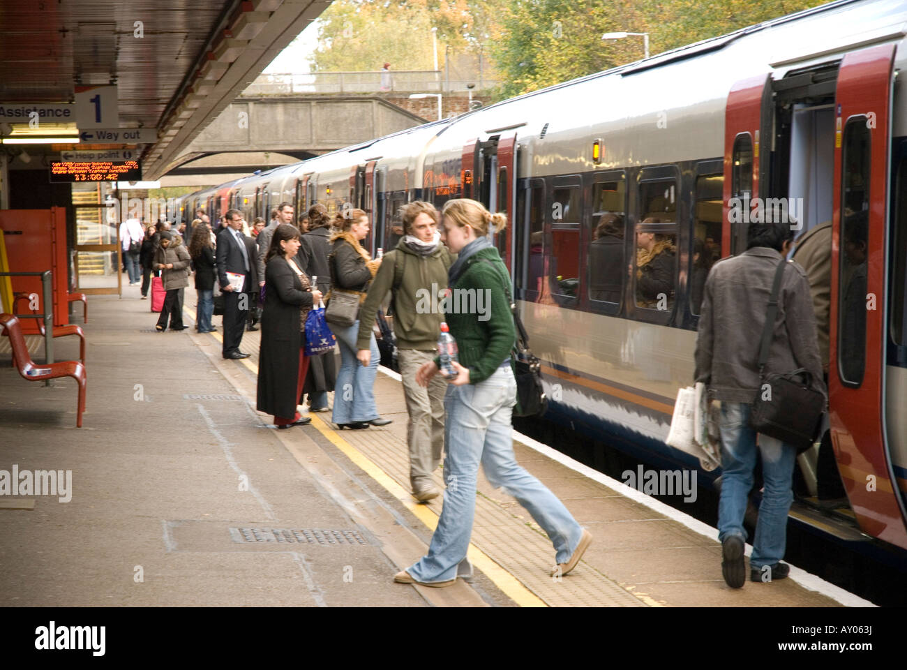 Train rush hour carriage commuter hi-res stock photography and images ...