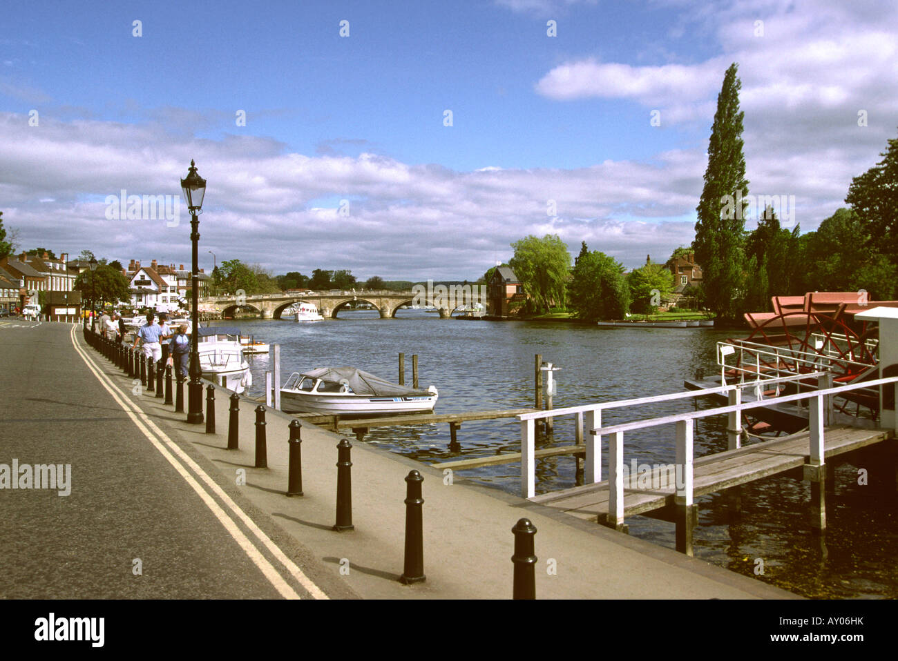 Berkshire Henley on Thames riverside path and moorings Stock Photo - Alamy