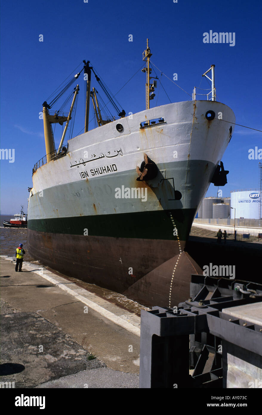 freighter entering the port of hull from the humber estuary through ...