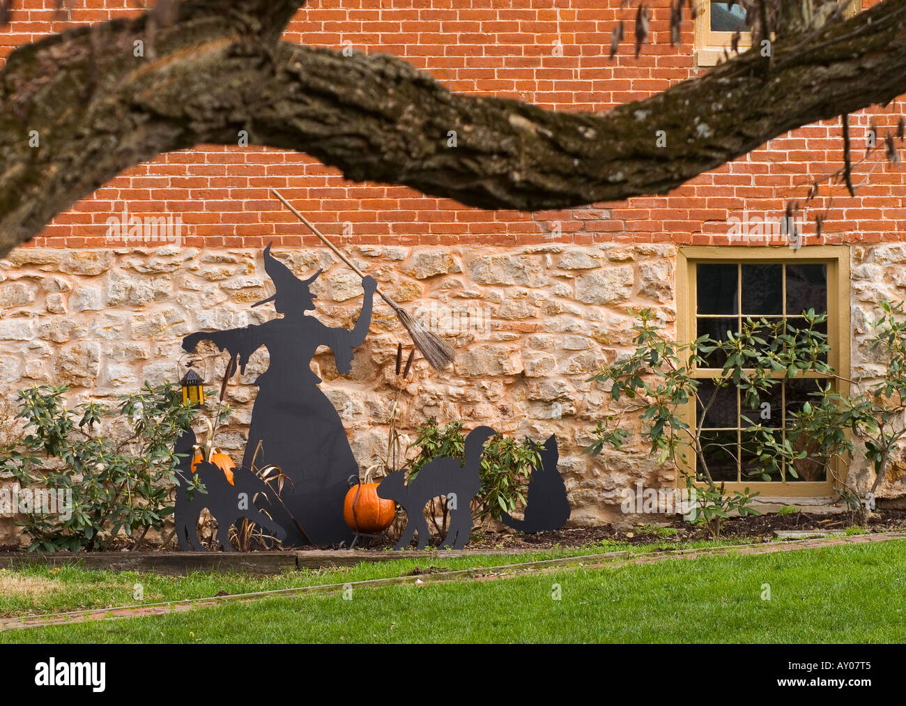 Halloween on side of building hi-res stock photography and images - Alamy