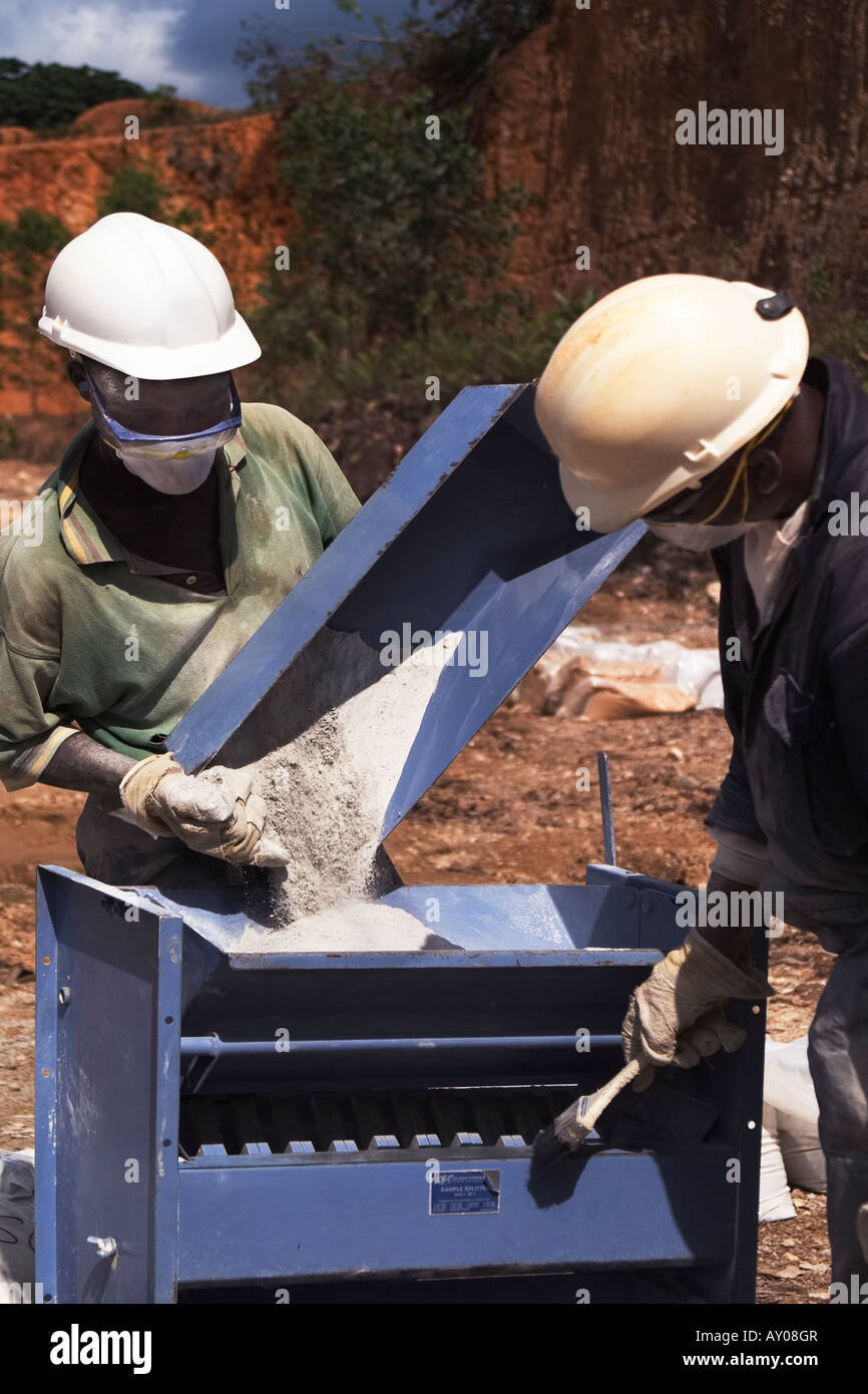 Grade control samplers splitting gold ore samples using single stage ...