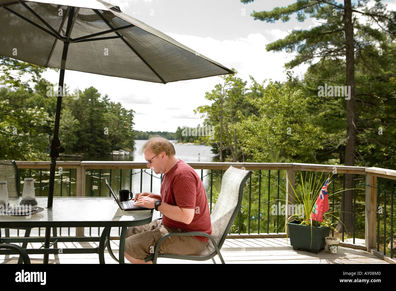 Man computer outside umbrella hi-res stock photography and images - Alamy