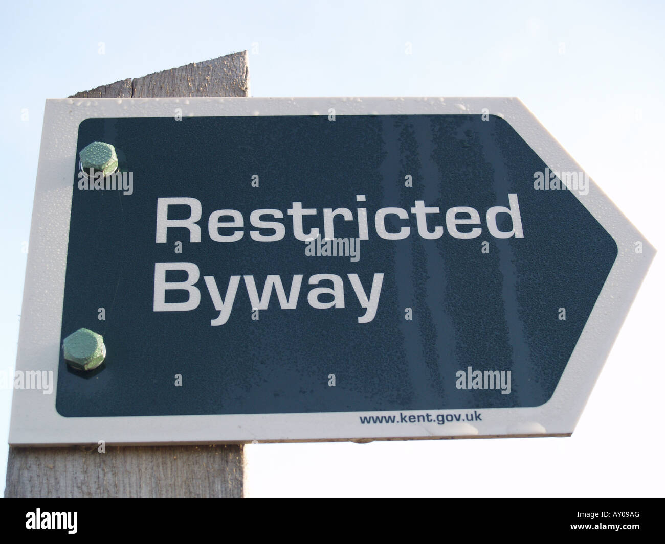 green footpath information sign pointing metal aylesford kent Stock ...