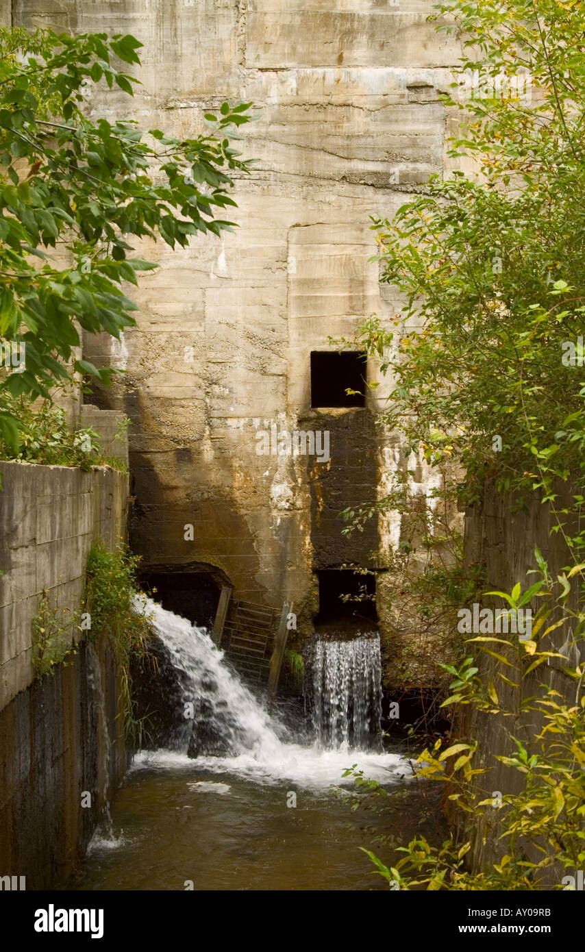 Concrete ruins hi-res stock photography and images - Alamy