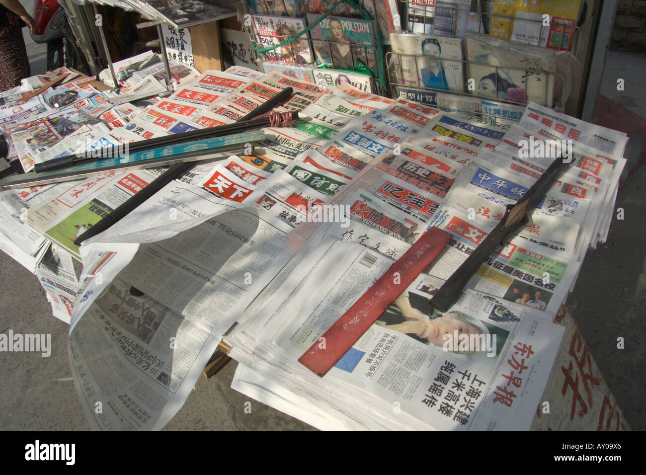 Chinese newspaper stand hi-res stock photography and images - Alamy